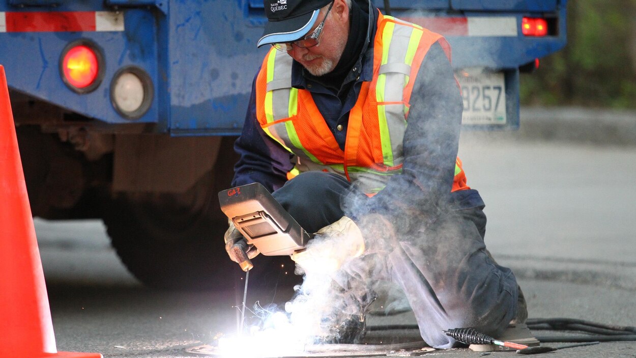 Nouveau contrat de travail pour les cols bleu de Québec | Radio-Canada