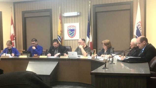 Conflit au conseil municipal de Tracadie: entrevue avec le directeur ...