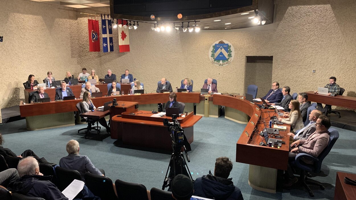 Le conseil municipal de Trois-Rivières donne 90 jours de plus au maire ...