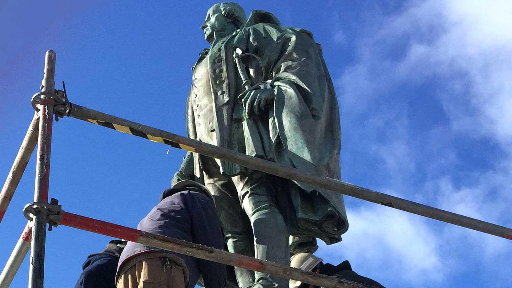 La statue d'Edward Cornwallis déboulonnée à Halifax | Radio-Canada.ca