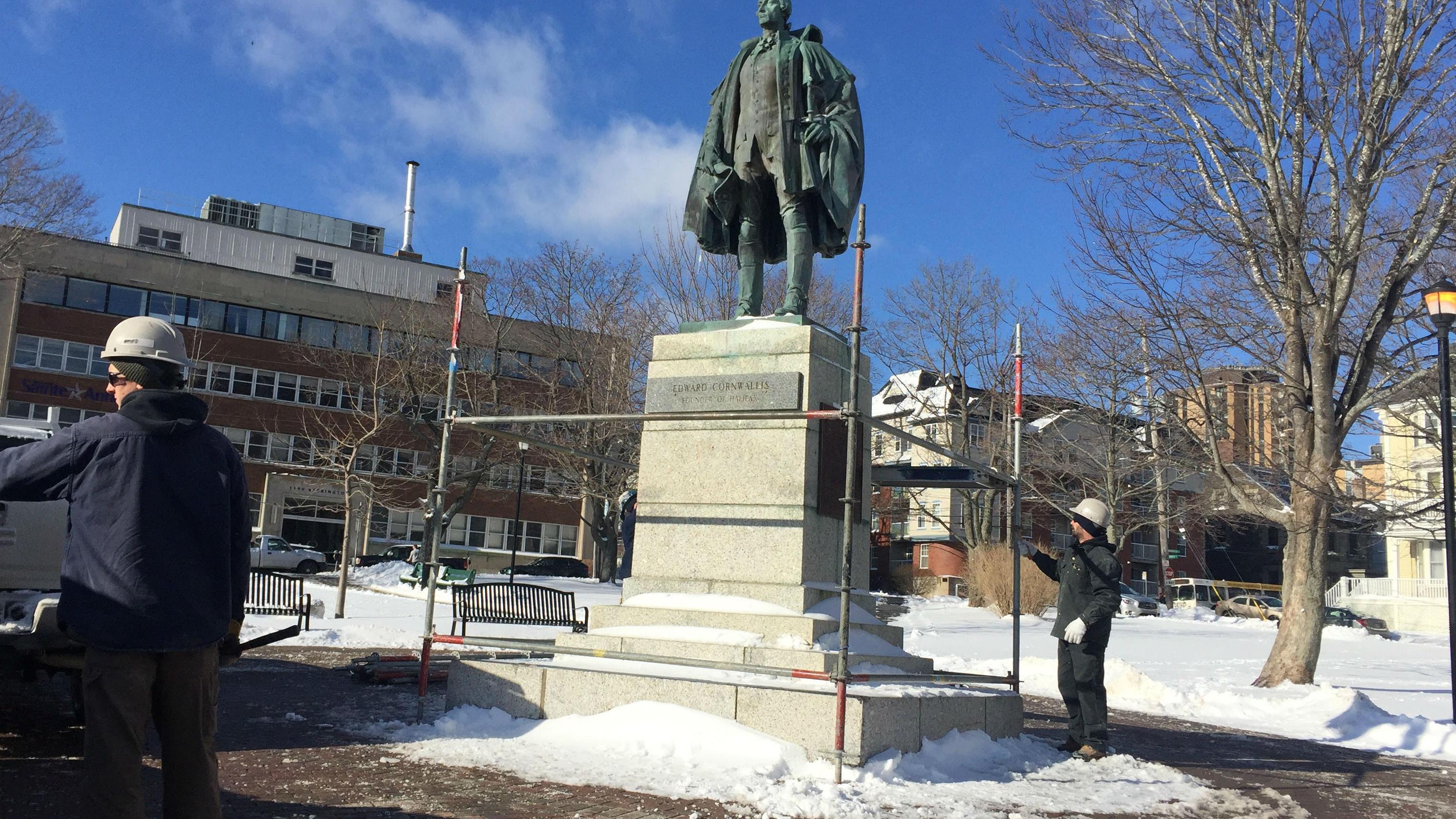 La statue d'Edward Cornwallis déboulonnée à Halifax | Radio-Canada.ca