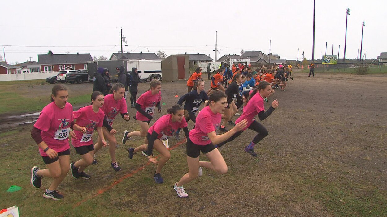 Près de 900 jeunes bravent la pluie au championnat de cross-country de ...