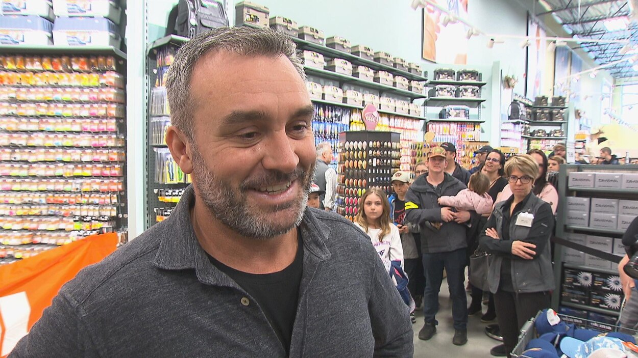 Le pêcheur Cyril Chauquet en visite à Saguenay | Radio-Canada