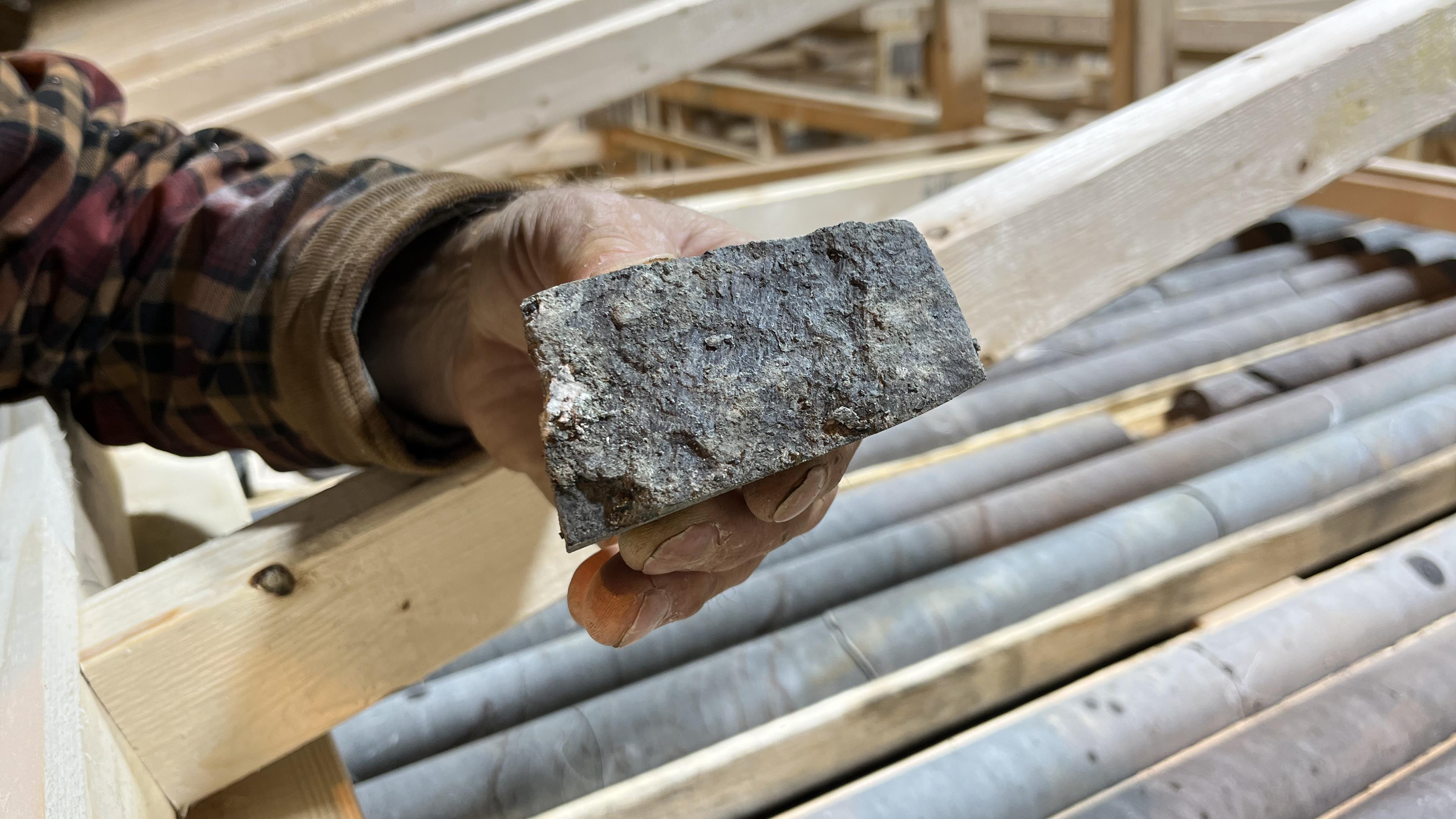 Pouzzolane : une mine de roche volcanique suscite des questions à ...