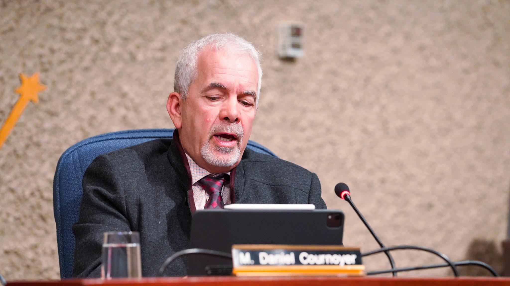 Climat à l'hôtel de ville : Daniel Cournoyer donne sa version des faits ...