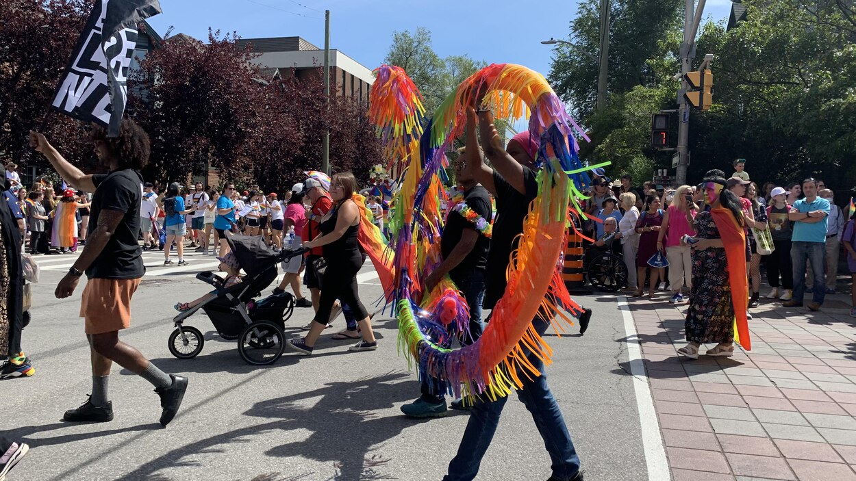 Nombre record de participants au défilé de la Fierté à Ottawa | Radio ...