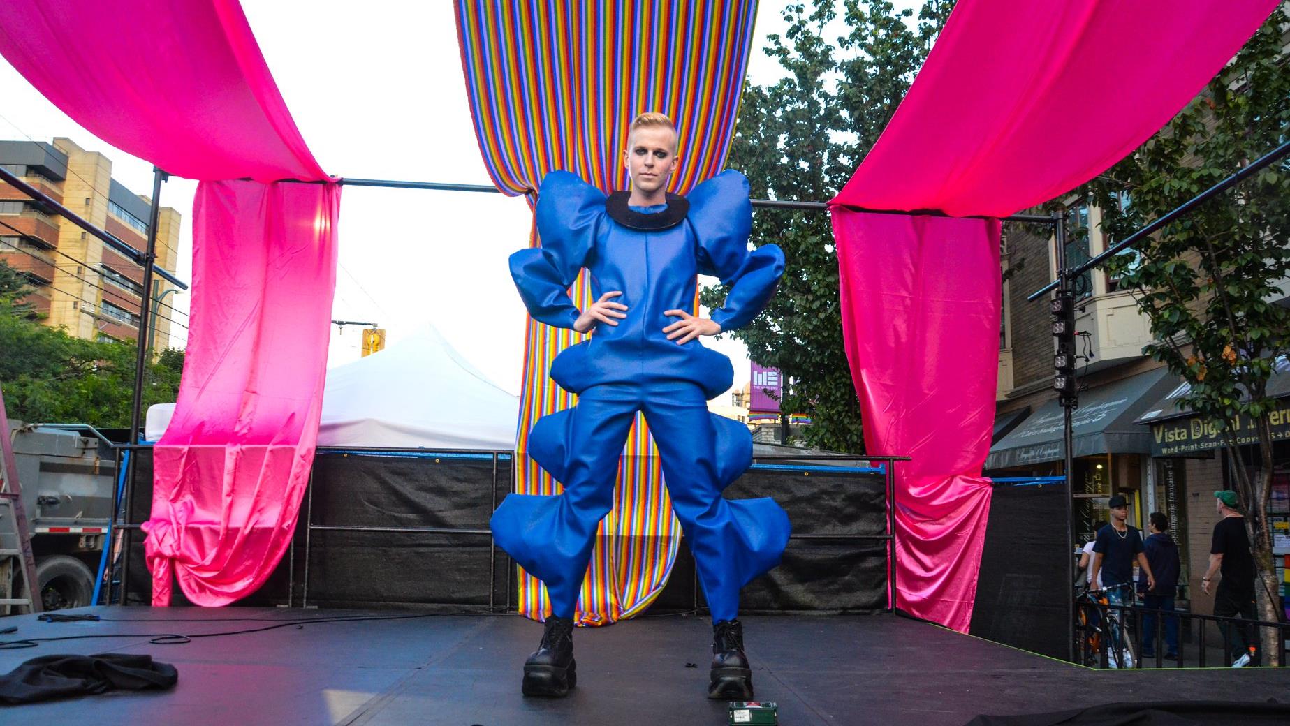 Denique habite en Angleterre pour s'inspirer artistiquement | OHdio ...