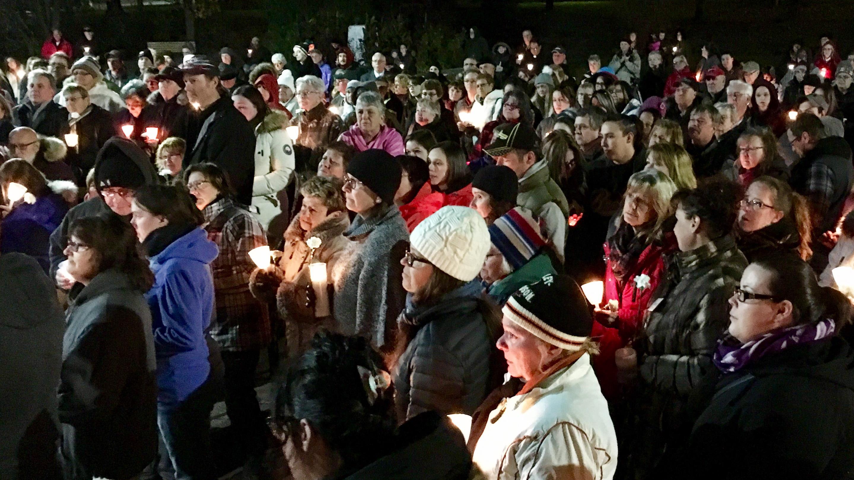 Veillée à la chandelle remplie d'émotion en mémoire d'Émilie Maheu ...
