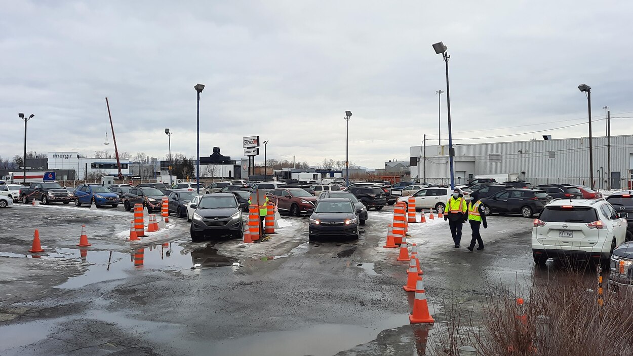 Jusqu’à 2 heures d’attente pour un test de dépistage à Québec | Radio ...