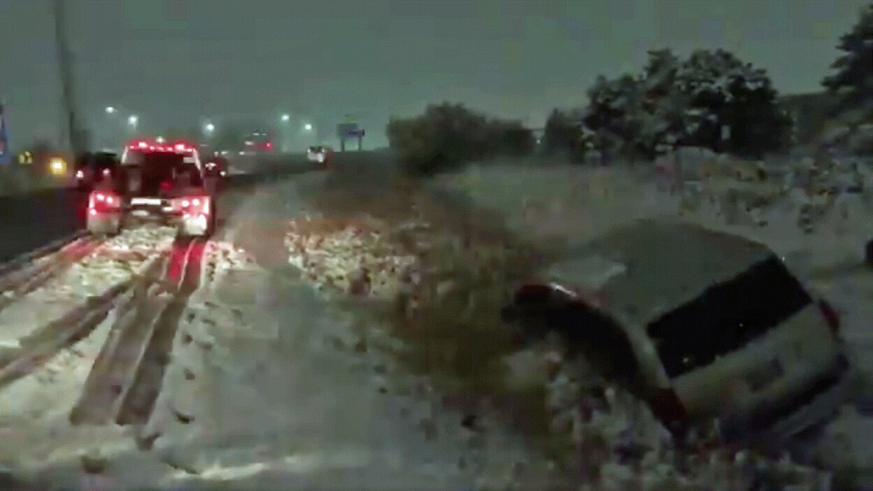 Accidents et sorties de route à cause de la neige et de la pluie ...