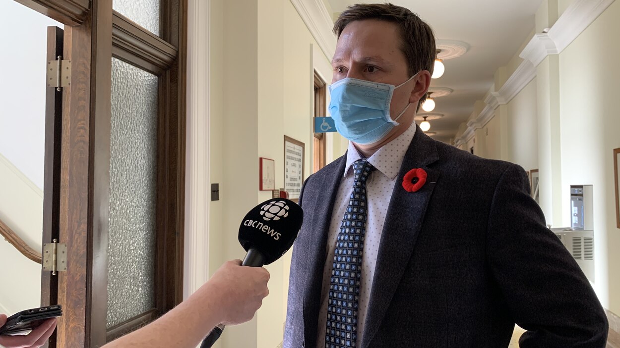 Visé par plusieurs allégations, le ministre Devin Dreeshen démissionne ...