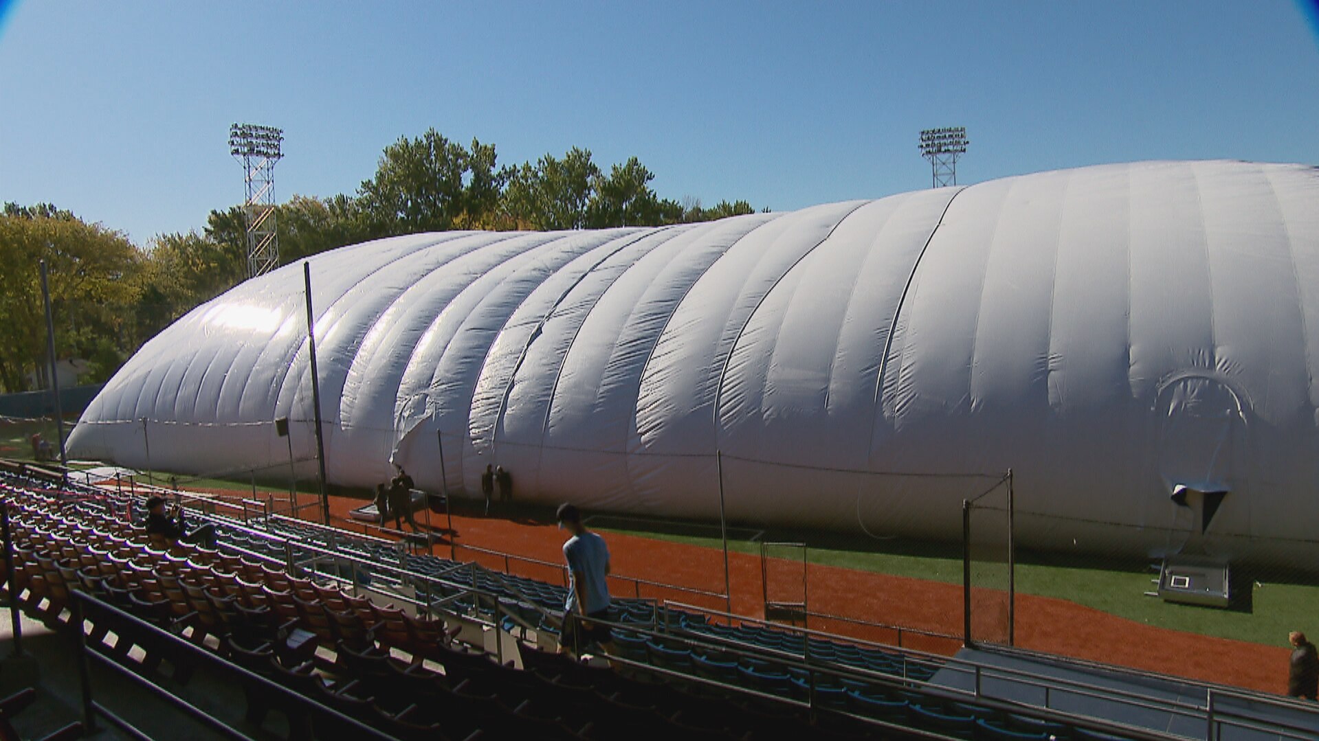 Le dôme est mis en place au stade Canac | OHdio | Radio-Canada