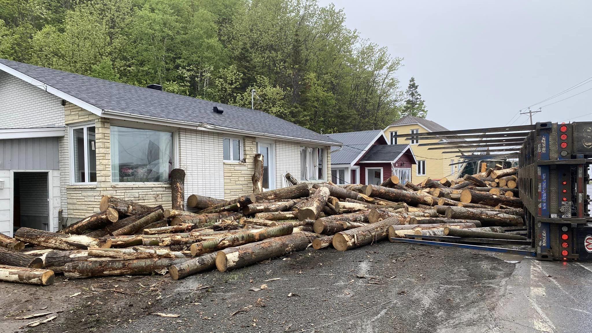 Accident à Marsoui : une fuite d’essence force des travaux | Radio-Canada Accident à Marsoui : une fuite d’essence force des travaux | Radio-Canada