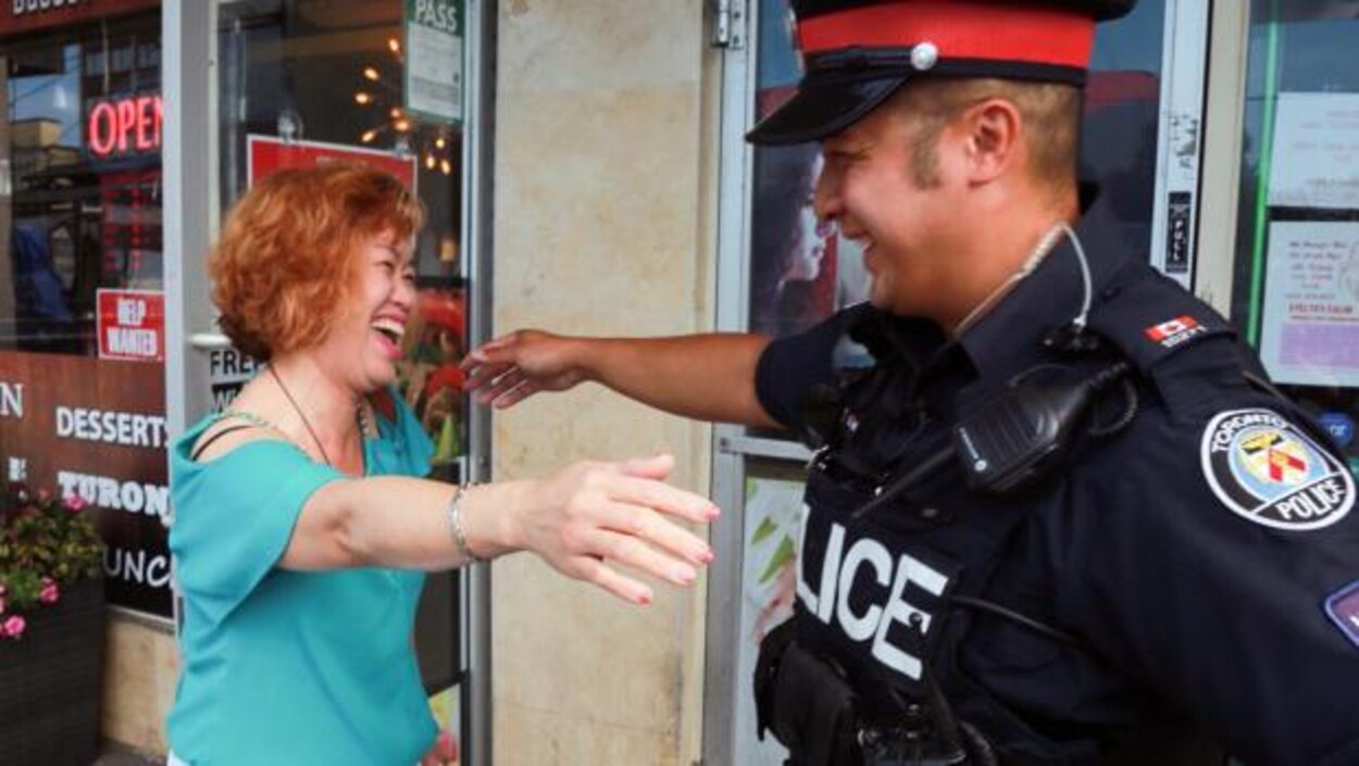 Voici Don Laurel, ex-vedette de télé aux Philippines devenu policier à ...
