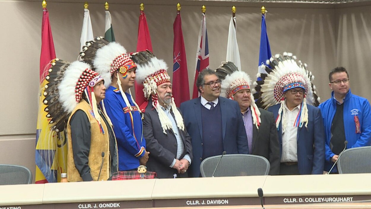 Des drapeaux autochtones installés dans la salle du conseil municipal ...