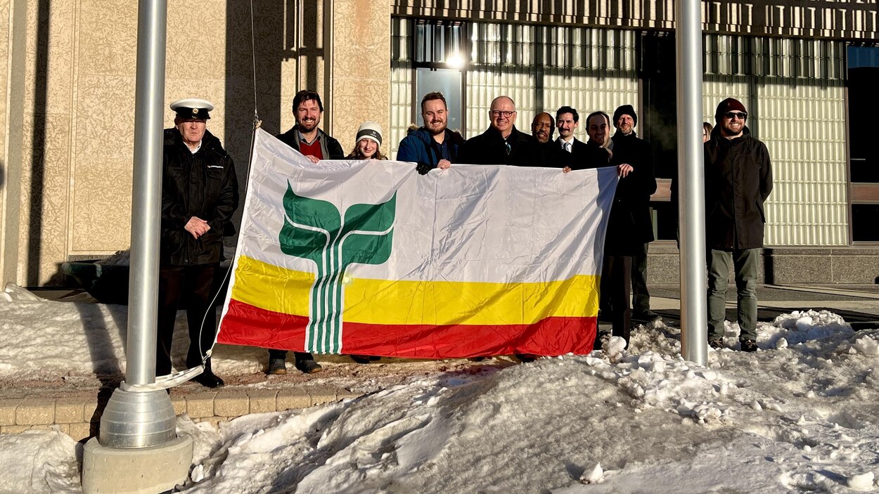 Le lever du drapeau franco-manitobain, aussi un rappel des enjeux chers ...