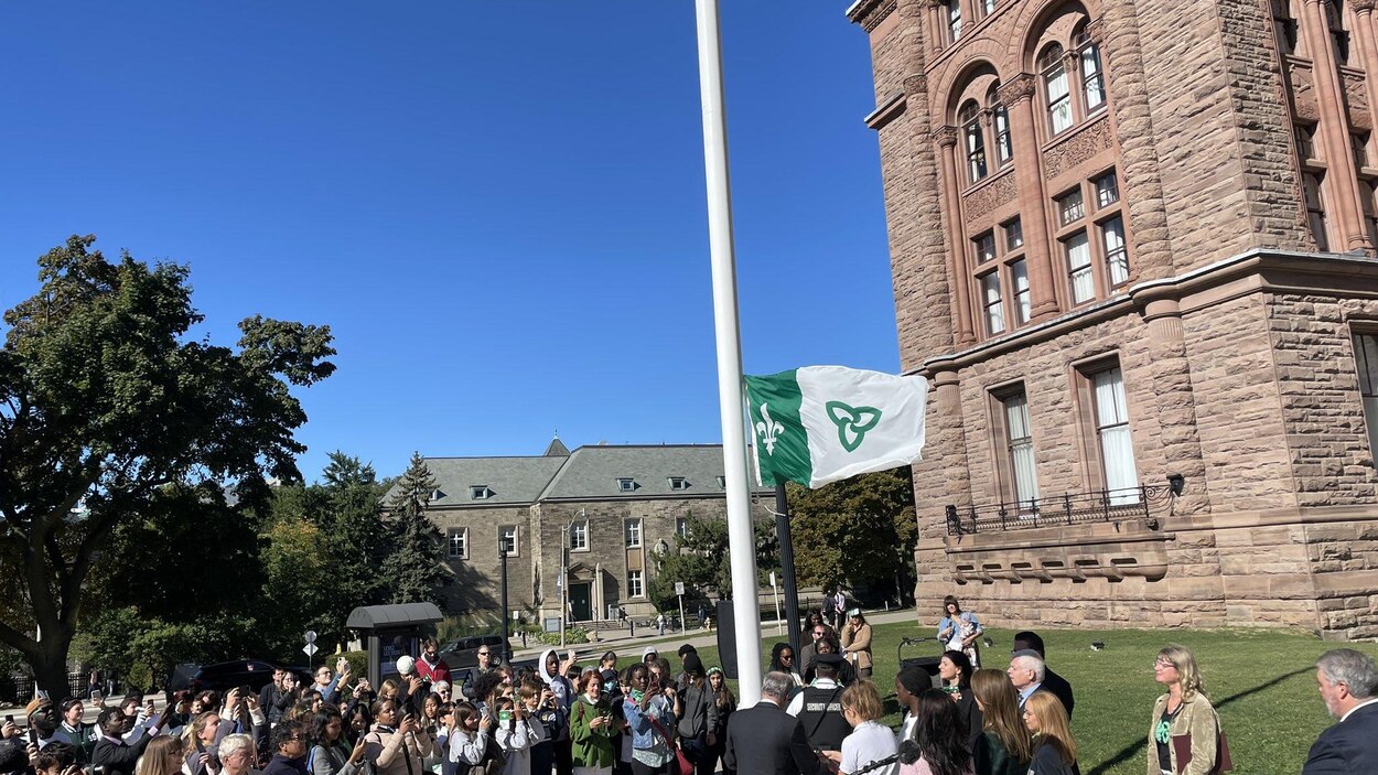 Les Franco-Ontariens de nouveau rassemblés pour hisser leur drapeau à ...