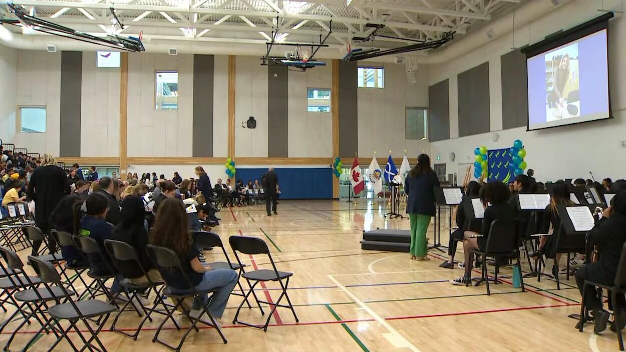 À peine ouverte, une école secondaire de Calgary déborde | Radio-Canada