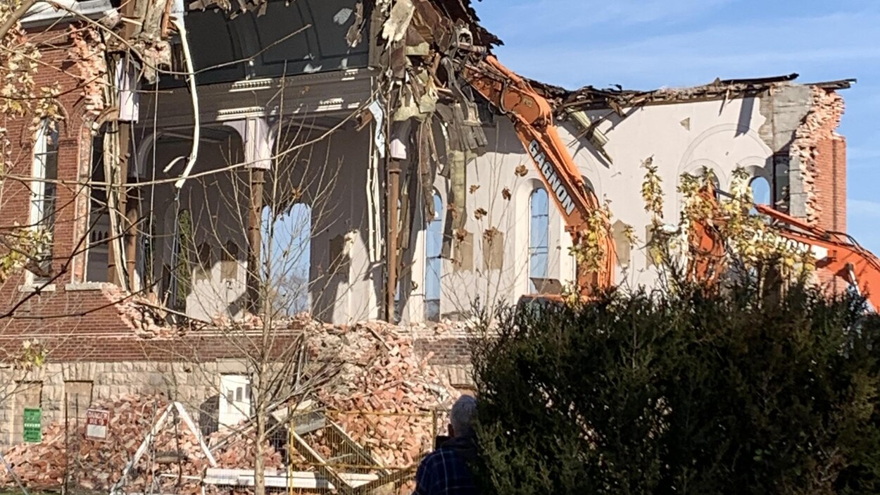 Démolition de l’église de l’Annonciation de Pointe-aux-Roches | Radio ...