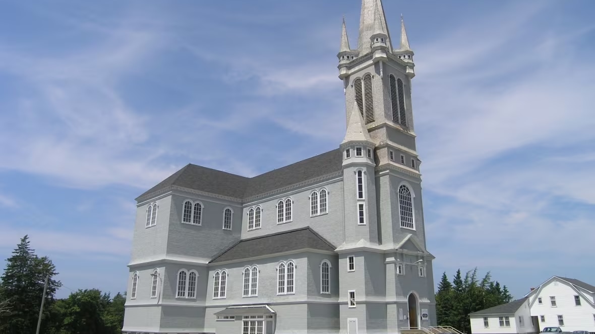Le point sur la vente de l'édifice Sainte-Marie, à Pointe-de-l'Église, en N.-É. | OHdio | Radio ...
