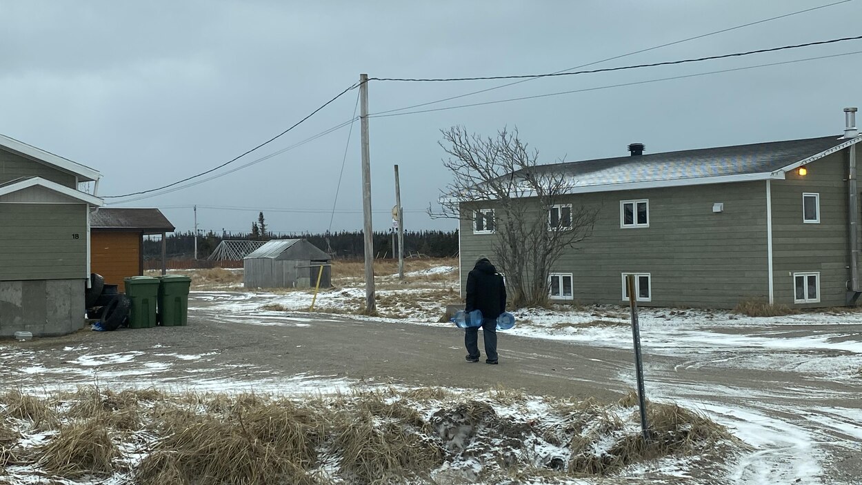 Une cinquième journée sans eau courante à Ekuanitshit | Radio-Canada