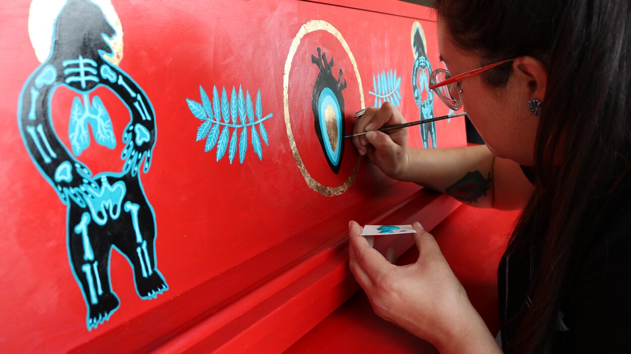 Eruoma Awashish, première Autochtone à peindre un piano public à ...