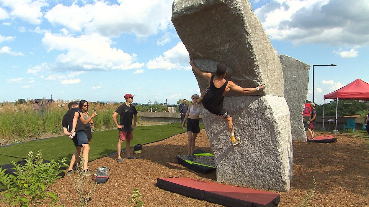 De l'escalade de bloc sur l'esplanade du stade olympique | Radio-Canada