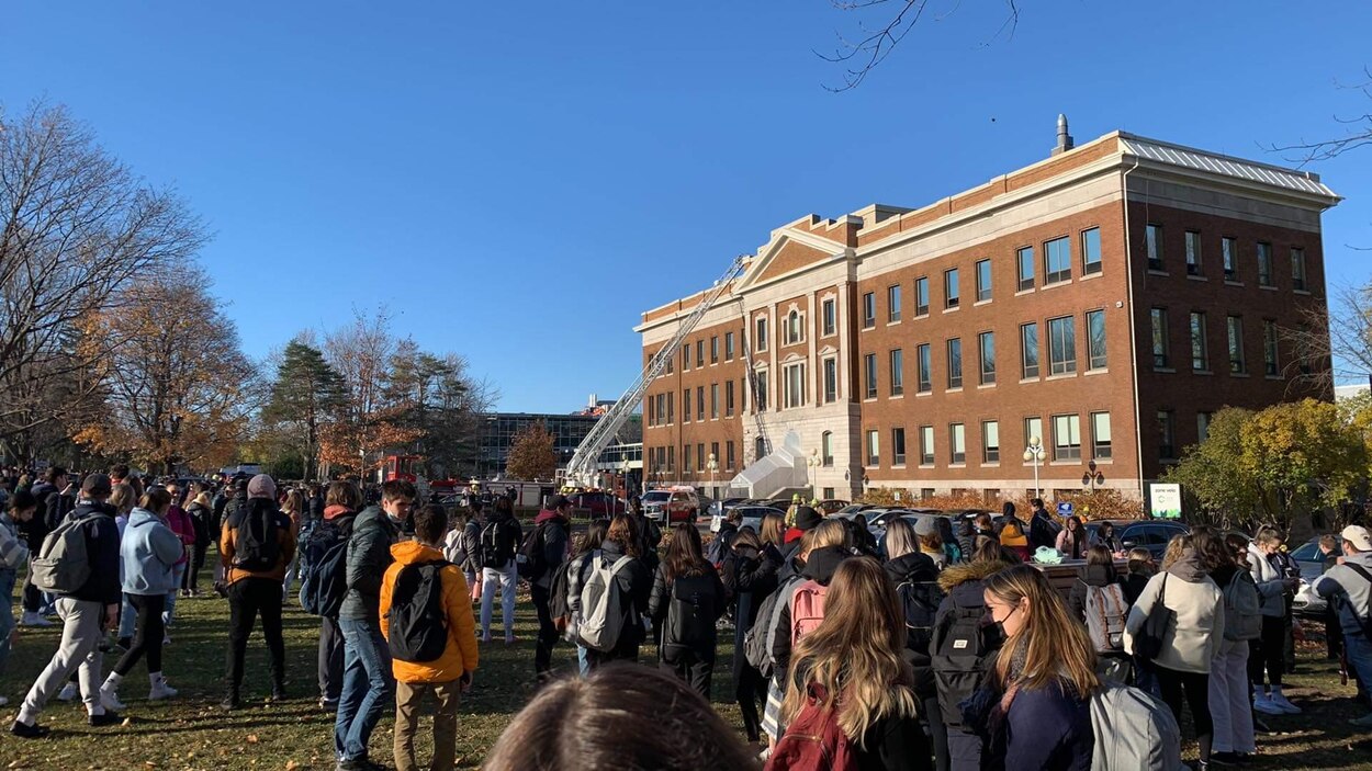 Congé de cours au Cégep Garneau en raison d’un incendie | Radio-Canada