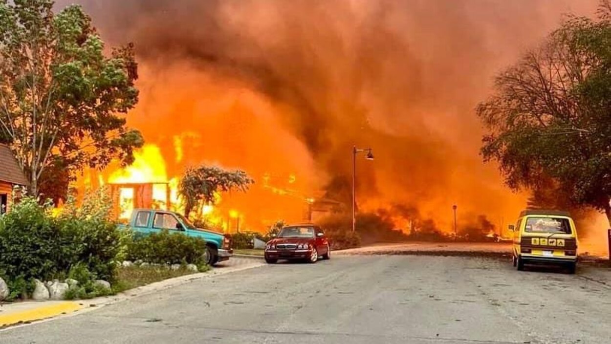 Incendio forestal causa una destrucción generalizada en la localidad de ...