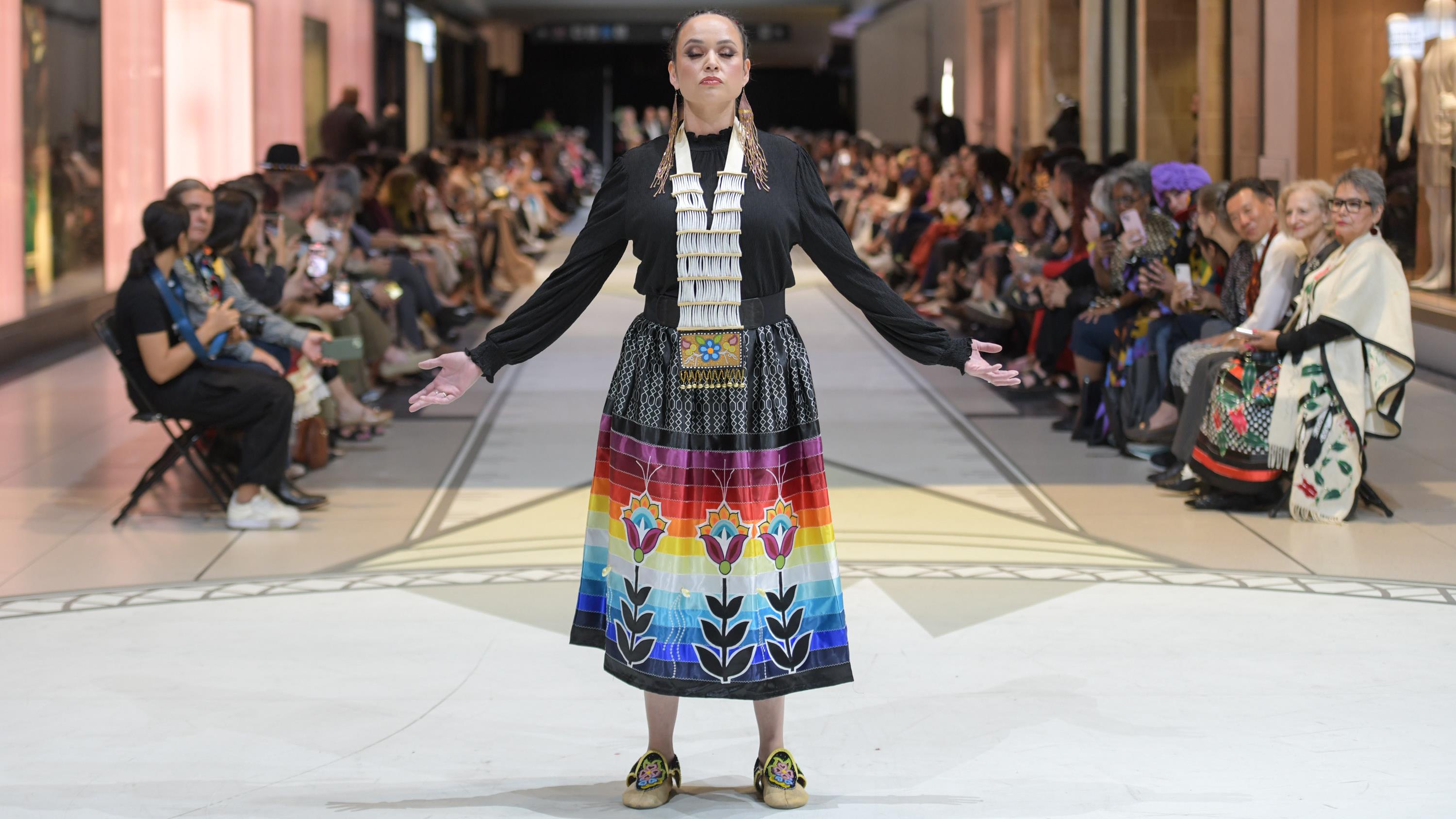Quand des artistes autochtones font de la mode un art identitaire ...