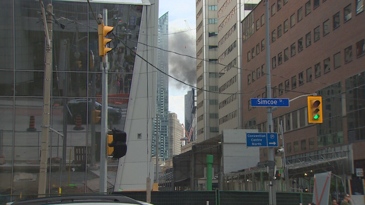 Feu au centre-ville de Toronto : circulation perturbée mais aucun ...