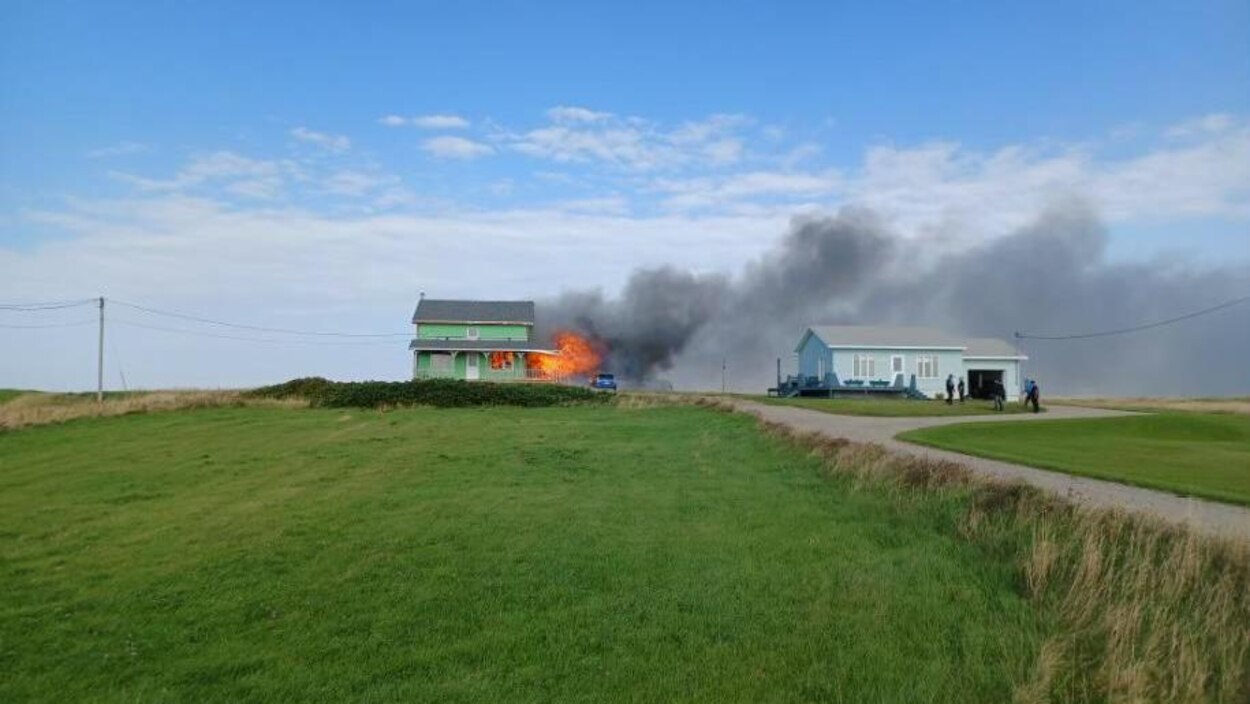 Une résidence est la proie des flammes aux Îles-de-la-Madeleine | Radio ...