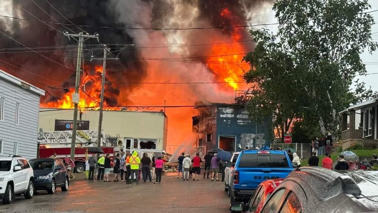 Un incendie ravage la Coopérative de solidarité ETC de La Tuque | Radio ...