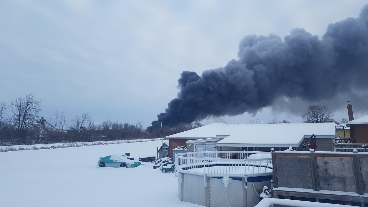 Un incendie ravage un entrepôt à Port Colborne | Radio-Canada