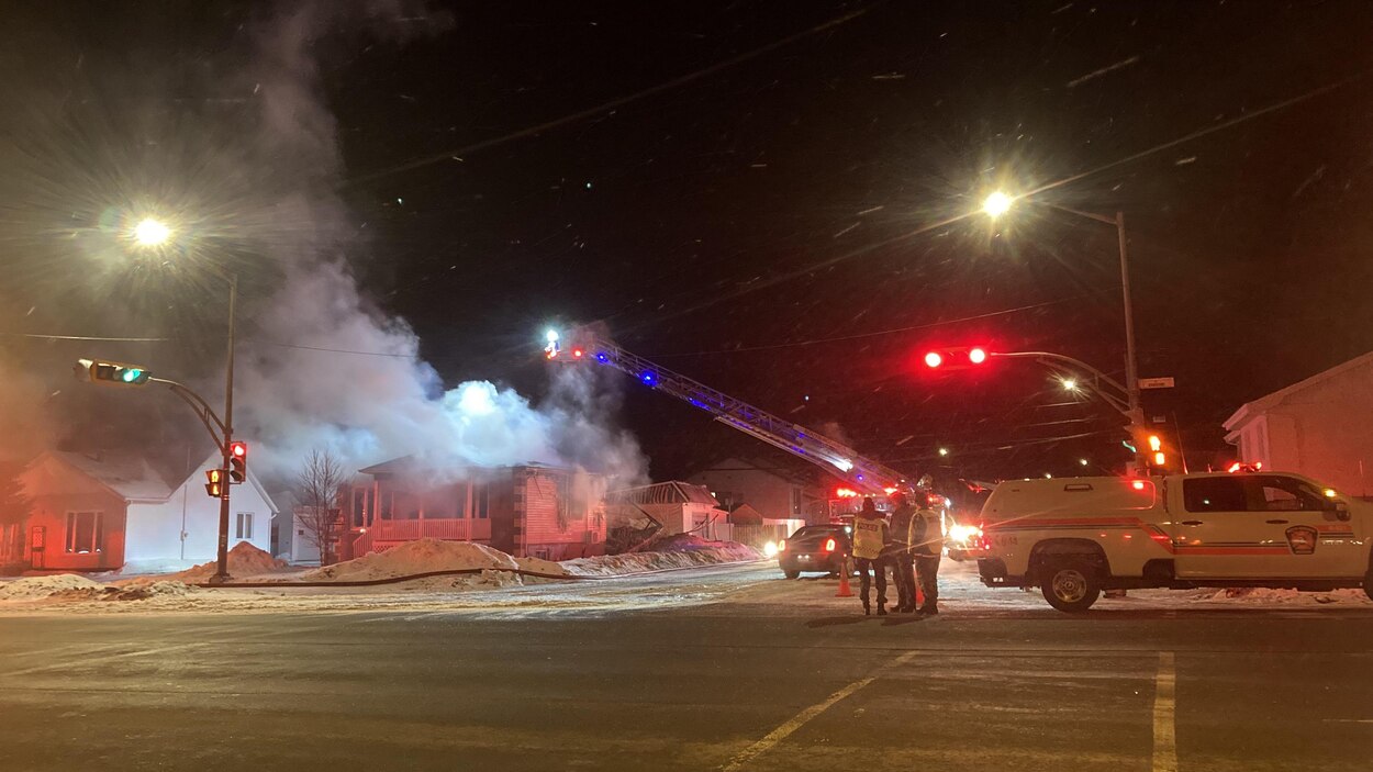Un incendie emporte une résidence à Rouyn-Noranda | Radio-Canada
