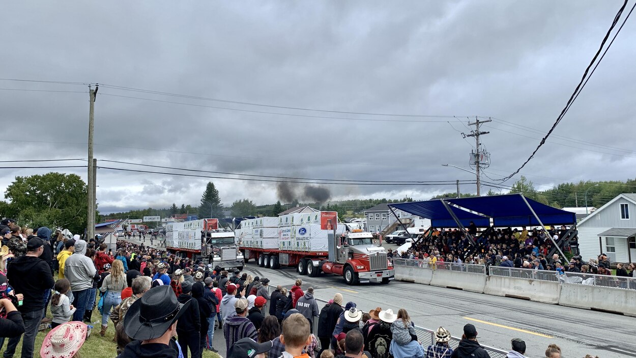 Une ambiance familiale à la Foire du camionneur de Barraute | Radio-Canada
