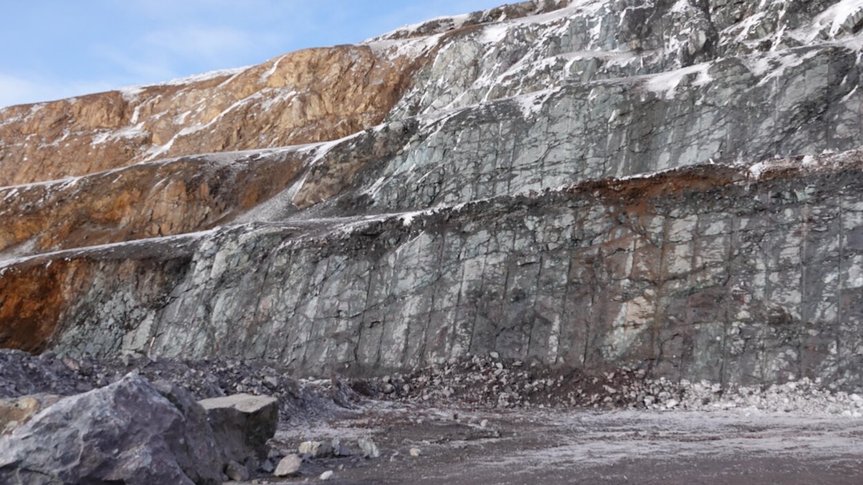 300 travailleurs assurent les services essentiels à la mine du Lac ...