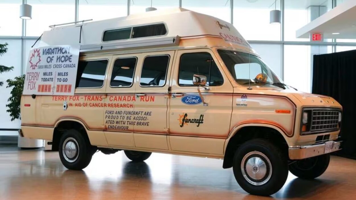 La fourgonnette de Terry Fox lors du Marathon de l’espoir est à Calgary ...