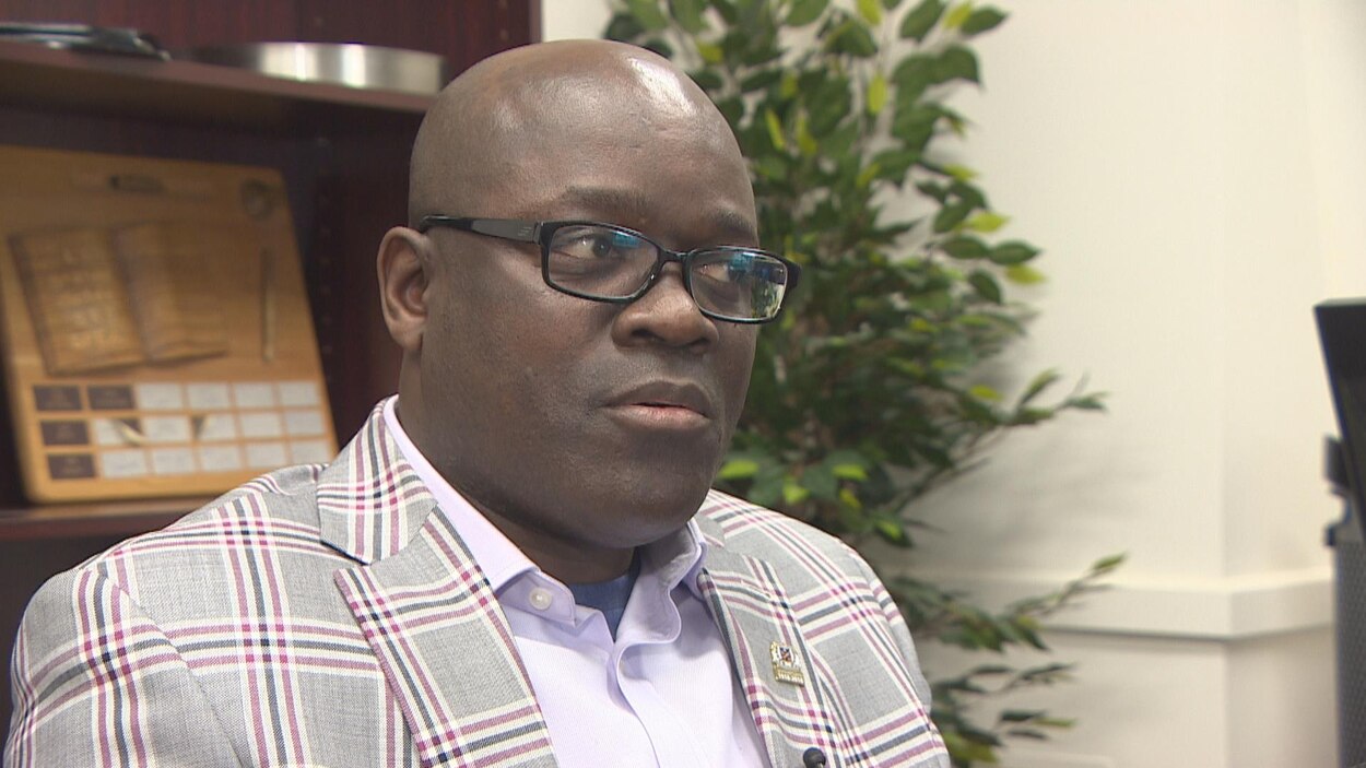 Un quatrième mandat pour Francis Kasongo au Collège Mathieu | Radio-Canada