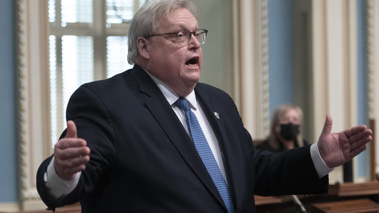 Gaétan Barrette demeure dans le caucus libéral à Québec, mais écorche ...