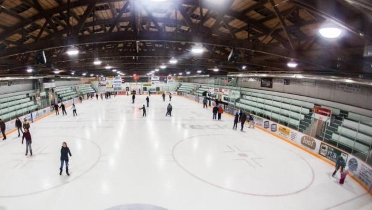 Nouveau système de réfrigération pour l’aréna de Fernie, où 3 personnes ...