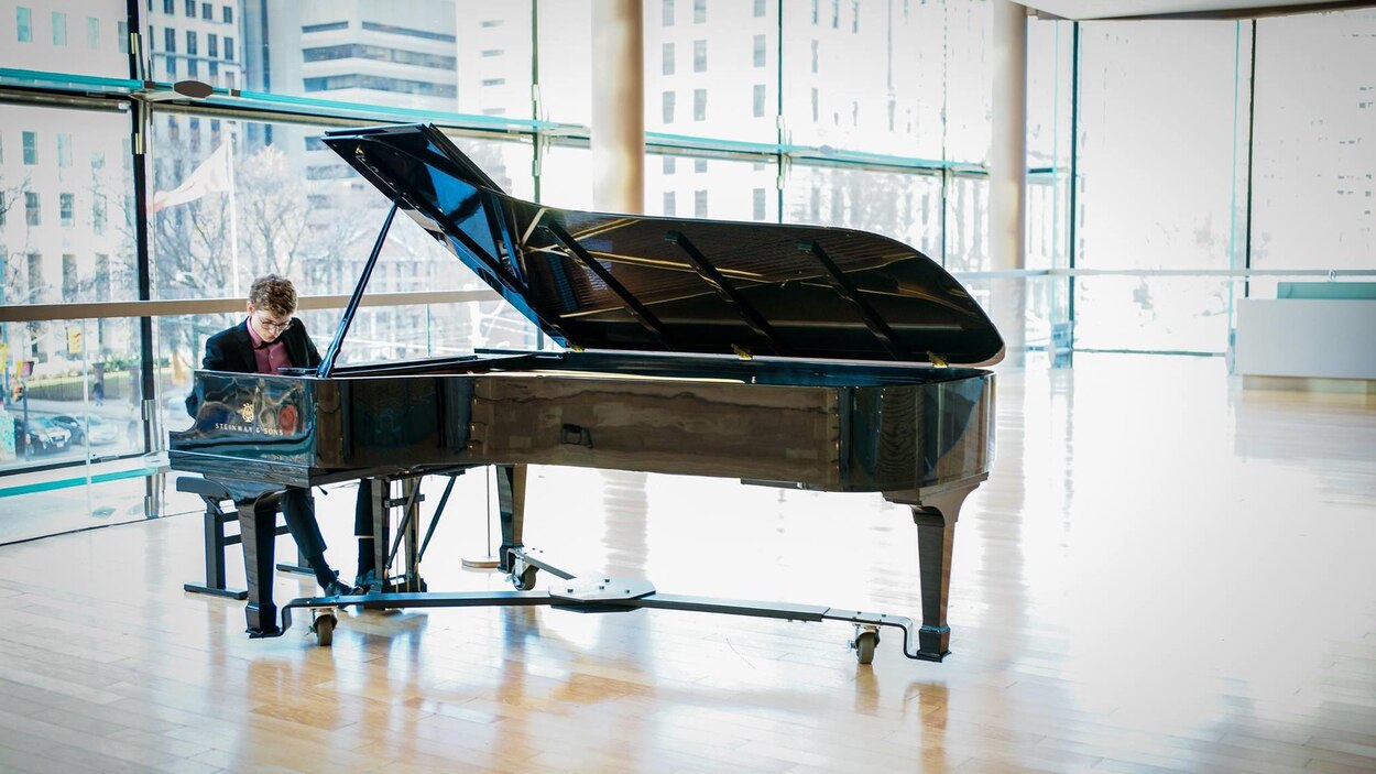 L’OSM remet 20 000 $ à un pianiste de 24 ans de la Saskatchewan | Radio ...