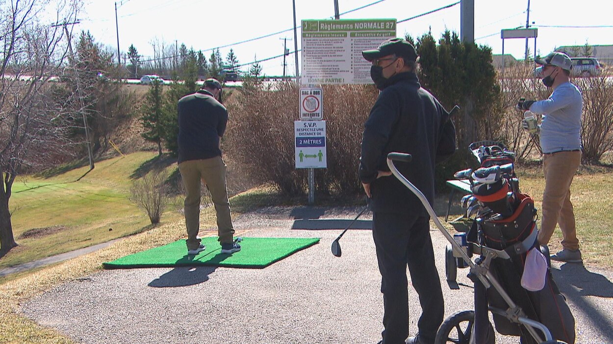 Legault recule; le port du masque ne sera pas obligatoire au golf ni au ...