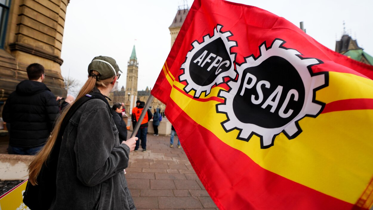 Ottawa approuve les conventions collectives des fonctionnaires fédéraux ...