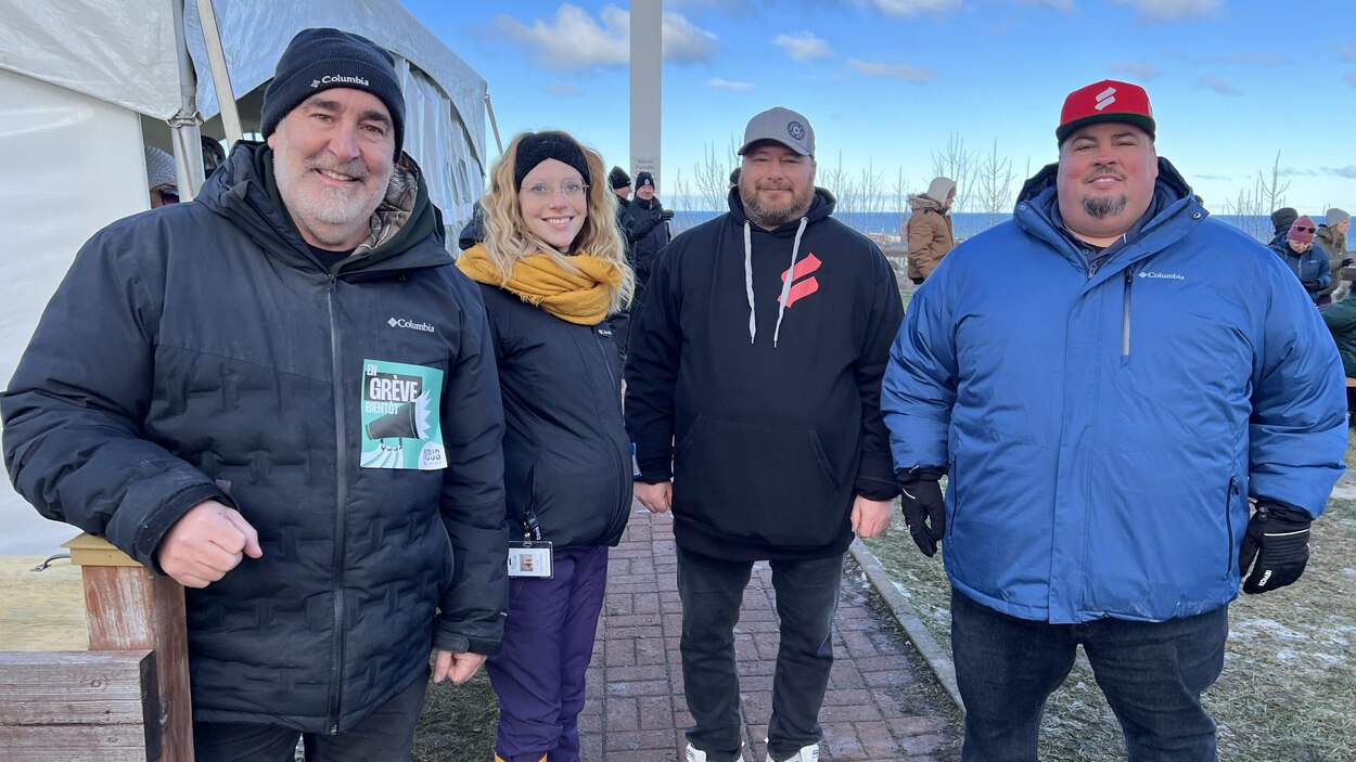 Les syndiqués du Front commun descendent dans la rue | Radio-Canada