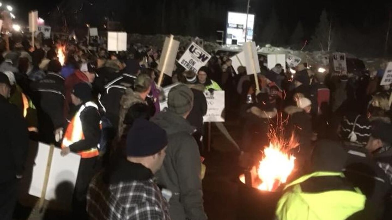 Les travailleurs syndiqués d'IOC au Labrador entrent en grève | Radio ...