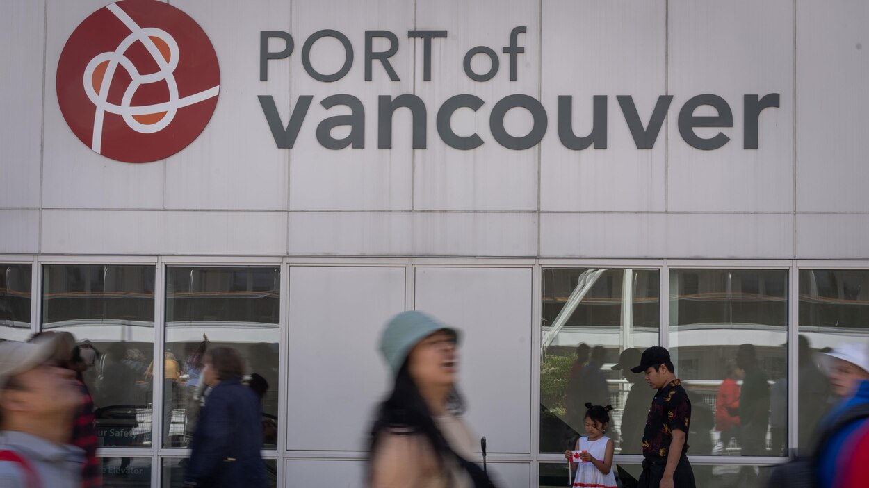 Port union warns Ottawa to ’stay out of our business,’ as strike talks ...