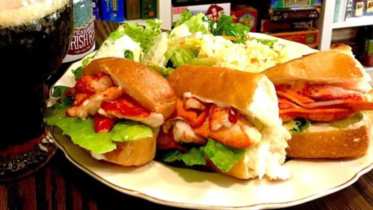 Le prix de la guédille au homard monte en flèche | Radio-Canada