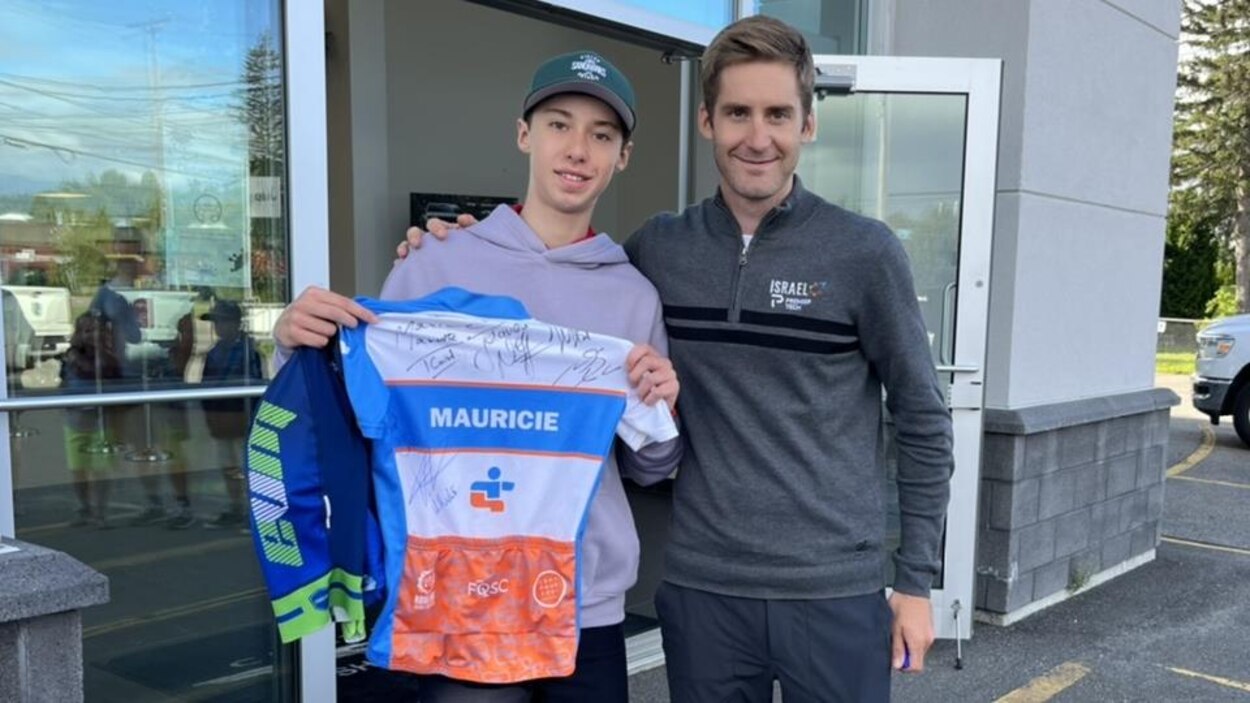 Le cycliste Hugo Houle accueilli en héros à Shawinigan | Radio-Canada