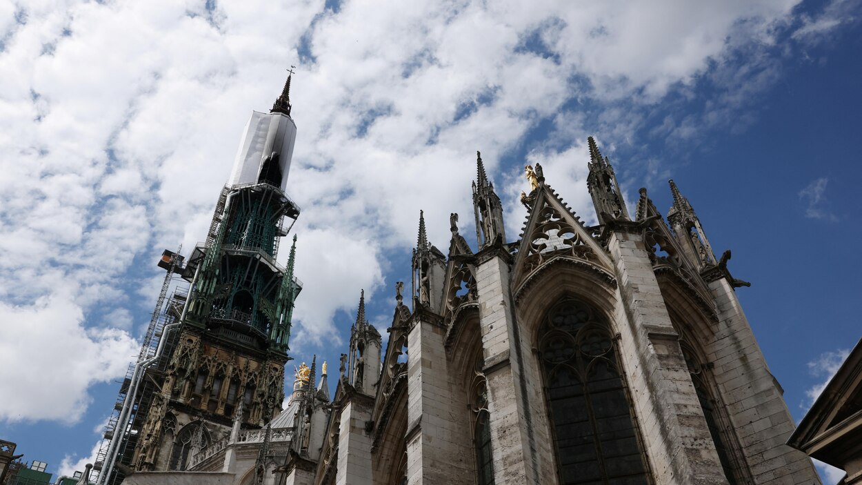 France : incendie éteint sur la flèche de la cathédrale de Rouen ...